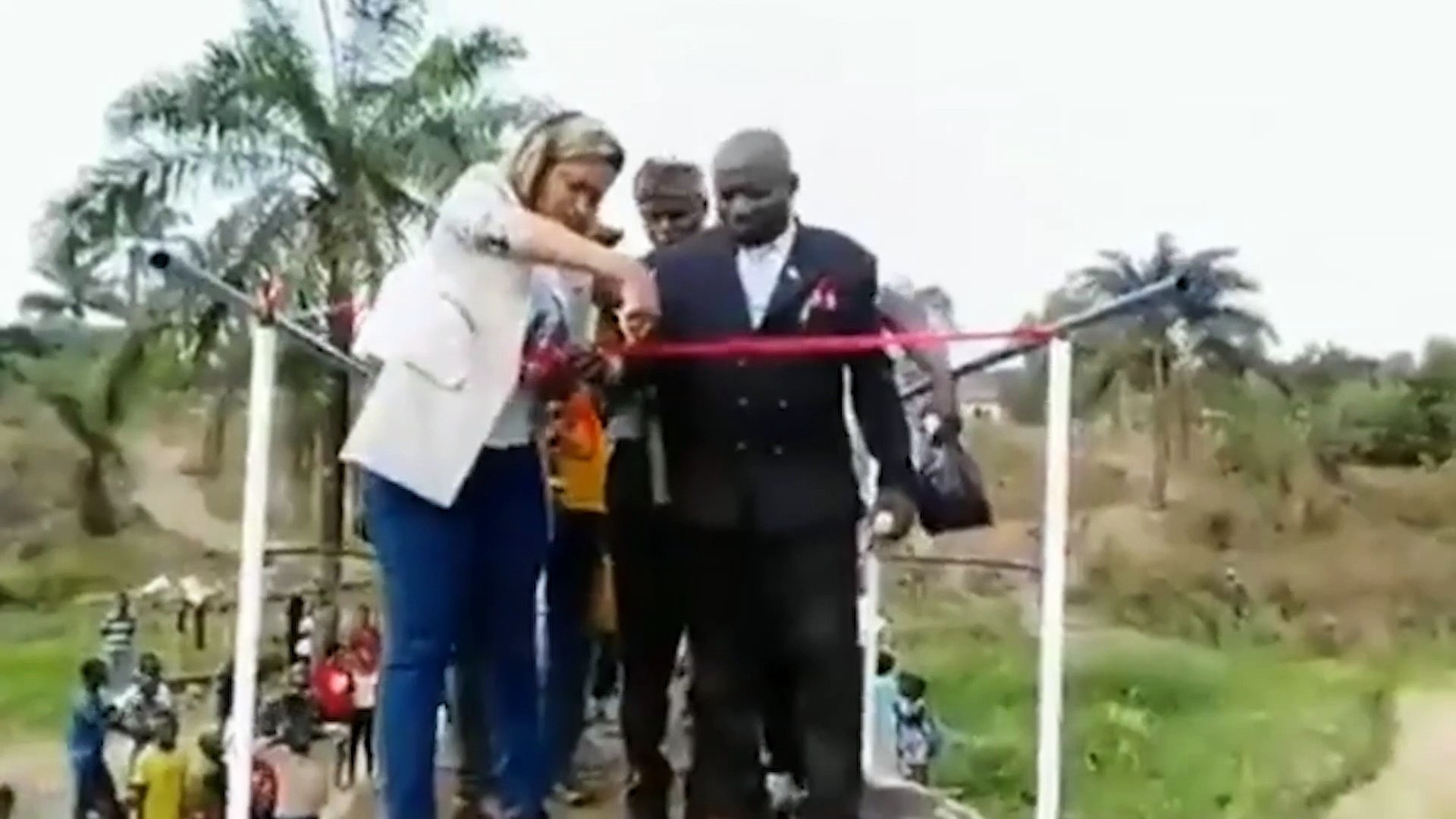 Ampliffy TV in English: A bridge collapses in the Congo during ribbon ...